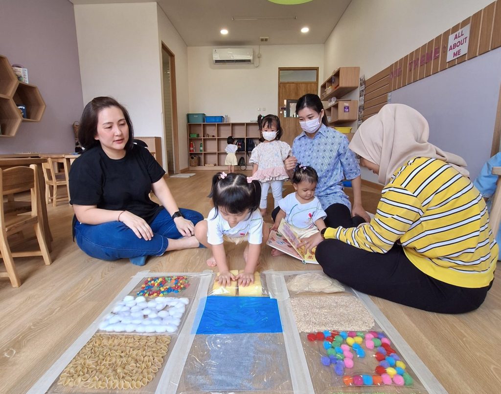 Sensory Time : Five Senses - Touching Sensory Bag | Kipinä